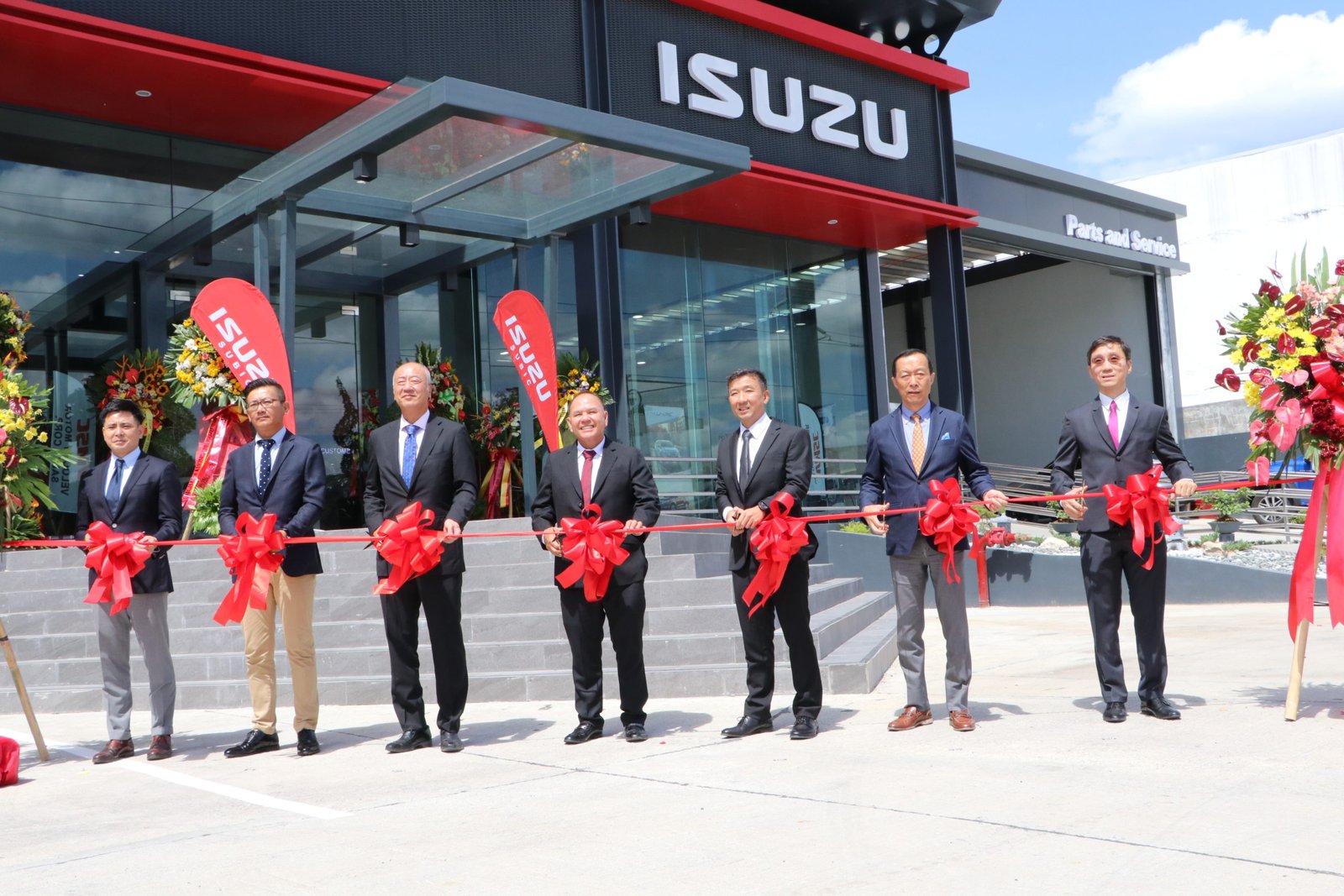 Isuzu opens P220M showroom, service center in Subic Bay Freeport – The ...
