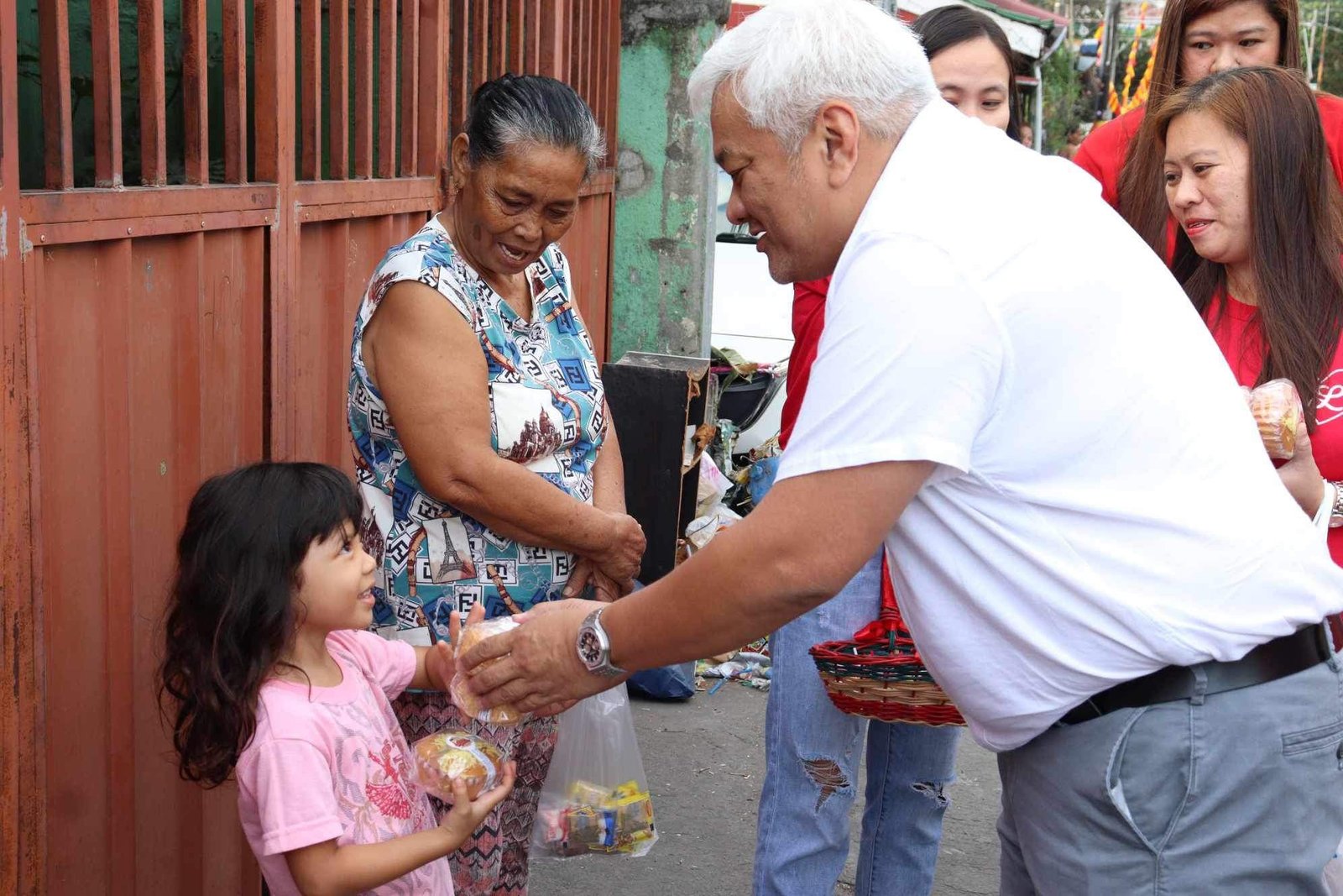 Mayor Pogi distributes ‘pusong mamon’ to 563 malnourished kids – The ...